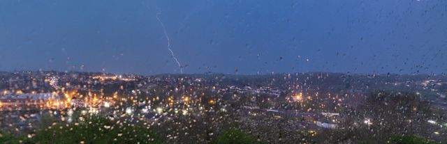 Stay safe in thunder and lightning - Met Office